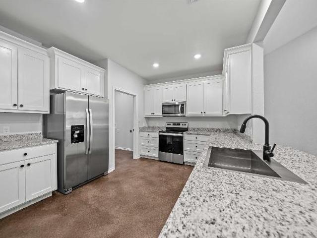 3 Br, 2 bath, Townhouse/Brownstone/RowHouse 12750 County Road