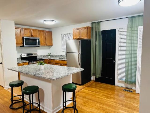 3 Br, 2 bath, Townhouse/Brownstone/RowHouse 1216 W Leigh St