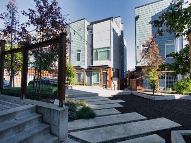 3 Br, 2 bath, Townhouse/Brownstone/RowHouse 122B 20th Ave