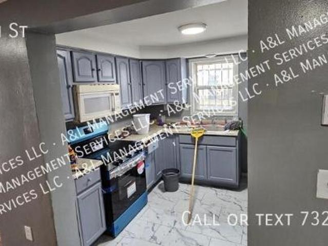 3 Br, 2 bath, Townhouse/Brownstone/RowHouse 12 N 11th St
