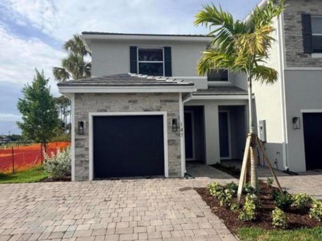 3 Br, 2 bath, Townhouse/Brownstone/RowHouse 147 Lakeside Landings Dr