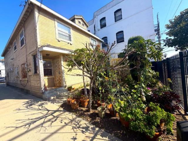 3 Br, 2 bath, Townhouse/Brownstone/RowHouse 1503 W Adams Boulevard