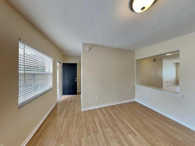 3 Br, 2 bath, Townhouse/Brownstone/RowHouse 15147 Harding Ave