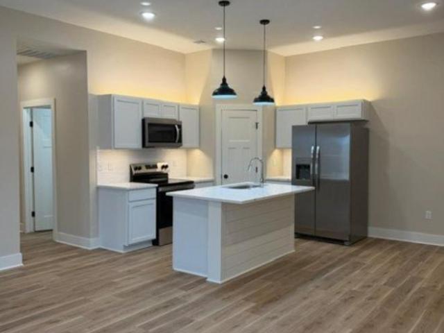 3 Br, 2 bath, Townhouse/Brownstone/RowHouse 17020 W Lawson St