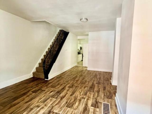 3 Br, 2 bath, Townhouse/Brownstone/RowHouse 1940 E Monmouth St