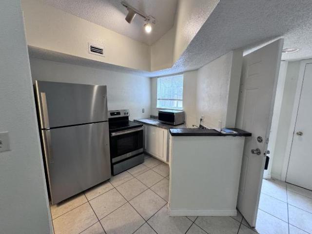 3 Br, 2 bath, Townhouse/Brownstone/RowHouse 1948 Lake Atriums Circle