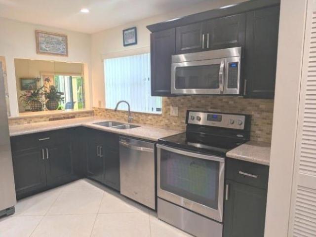 3 Br, 2 bath, Townhouse/Brownstone/RowHouse 20852 V?a Madeira