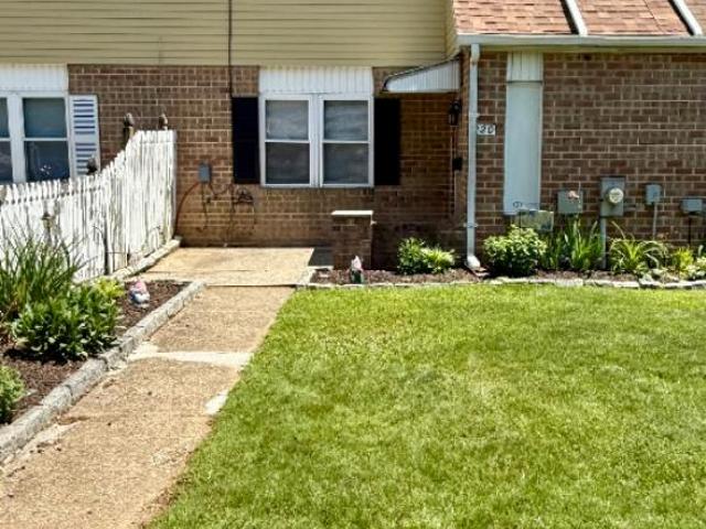 3 Br, 2 bath, Townhouse/Brownstone/RowHouse 20 Hollybrooke Drive