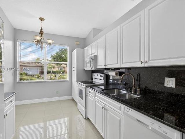 3 Br, 2 bath, Townhouse/Brownstone/RowHouse 2151 Umbrella Cay