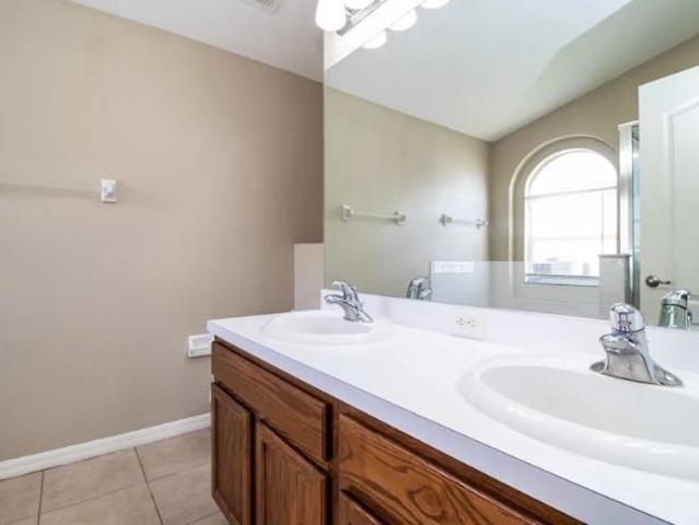 3 Br, 2 bath, Townhouse/Brownstone/RowHouse 219 Smokey Hill Ave