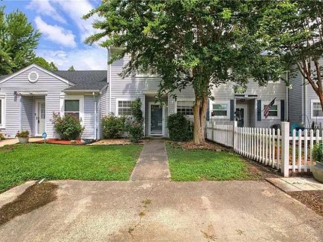 3 Br, 2 bath, Townhouse/Brownstone/RowHouse 2102 Victoria Court