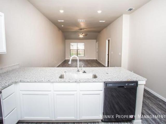 3 Br, 2 bath, Townhouse/Brownstone/RowHouse 2102 N Ave L