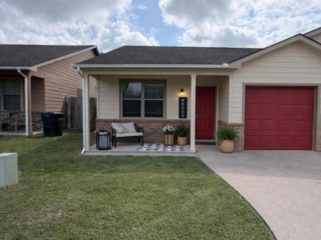 3 Br, 2 bath, Townhouse/Brownstone/RowHouse 21387 A W Wallis Dr