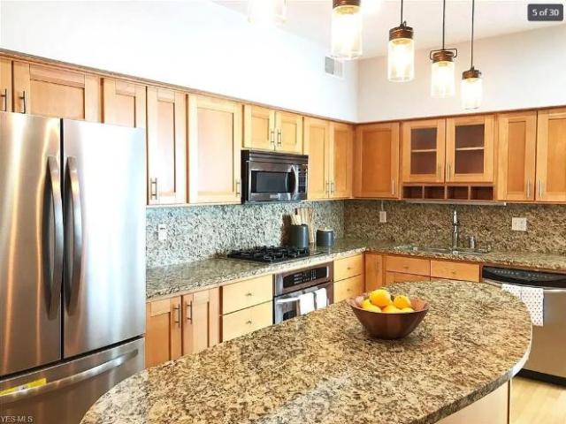 3 Br, 2 bath, Townhouse/Brownstone/RowHouse 2222 Detroit Avenue