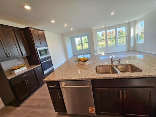 3 Br, 2 bath, Townhouse/Brownstone/RowHouse 24408 W Alexis Lanen