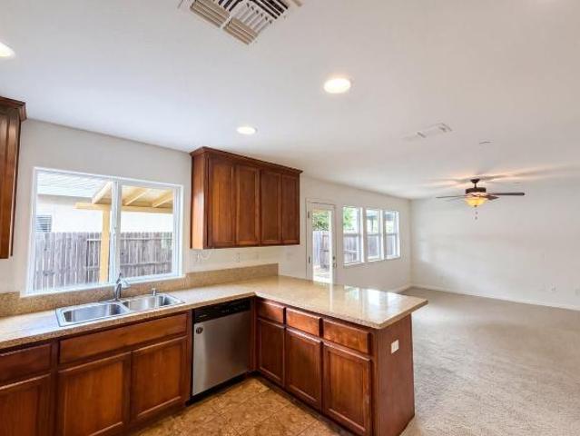 3 Br, 2 bath, Townhouse/Brownstone/RowHouse 260 Units
