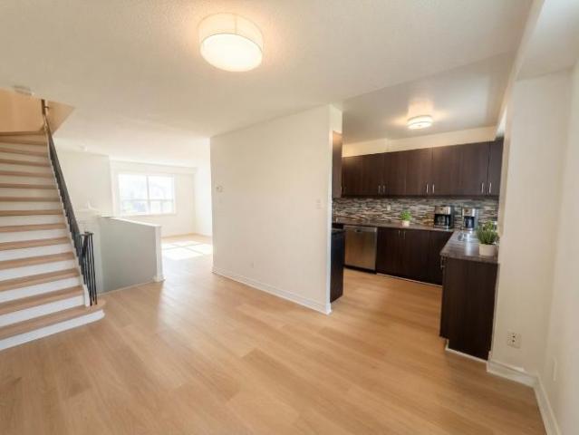 3 Br, 2 bath, Townhouse/Brownstone/RowHouse 2830 Midland Avenue