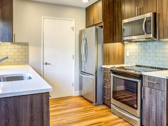 3 Br, 2 bath, Townhouse/Brownstone/RowHouse 300 Granada Drive