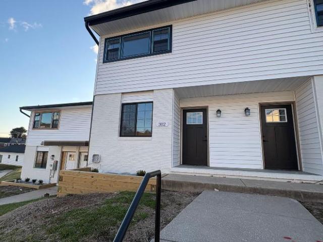 3 Br, 2 bath, Townhouse/Brownstone/RowHouse 302 Hendrickson Ln