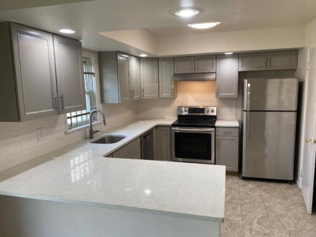3 Br, 2 bath, Townhouse/Brownstone/RowHouse 316 Littleton Ave