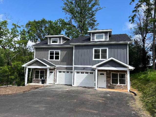 3 Br, 2 bath, Townhouse/Brownstone/RowHouse 34 Dominic Ln