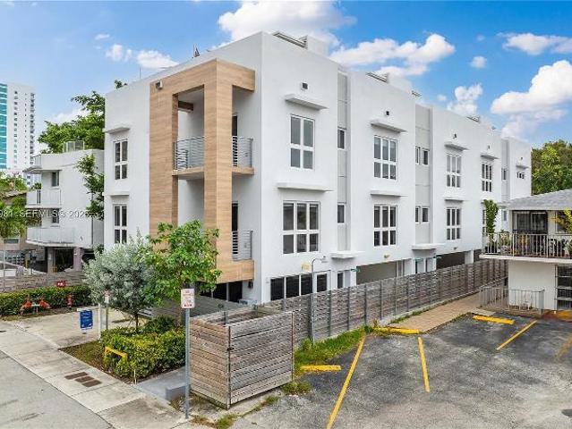 3 Br, 2 bath, Townhouse/Brownstone/RowHouse 434 SW 10th St