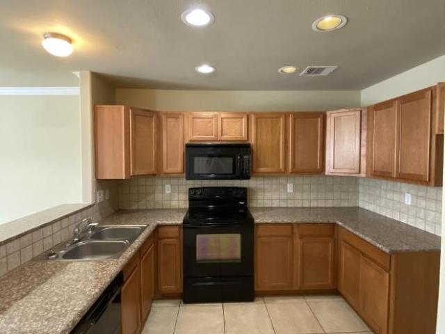 3 Br, 2 bath, Townhouse/Brownstone/RowHouse 4449 South St