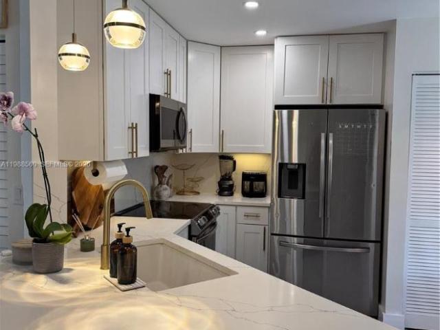 3 Br, 2 bath, Townhouse/Brownstone/RowHouse 4453 SW 11th Place