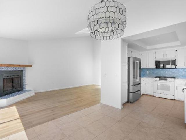 3 Br, 2 bath, Townhouse/Brownstone/RowHouse 440 Solar Way