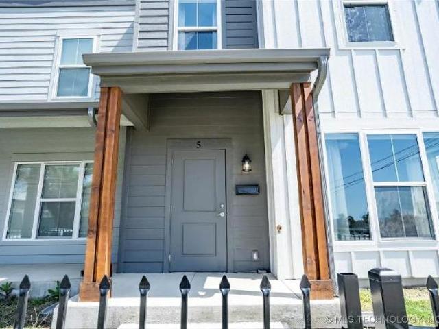 3 Br, 2 bath, Townhouse/Brownstone/RowHouse 53 N Gillette Ave
