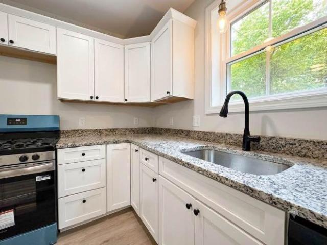 3 Br, 2 bath, Townhouse/Brownstone/RowHouse 546 Main S
