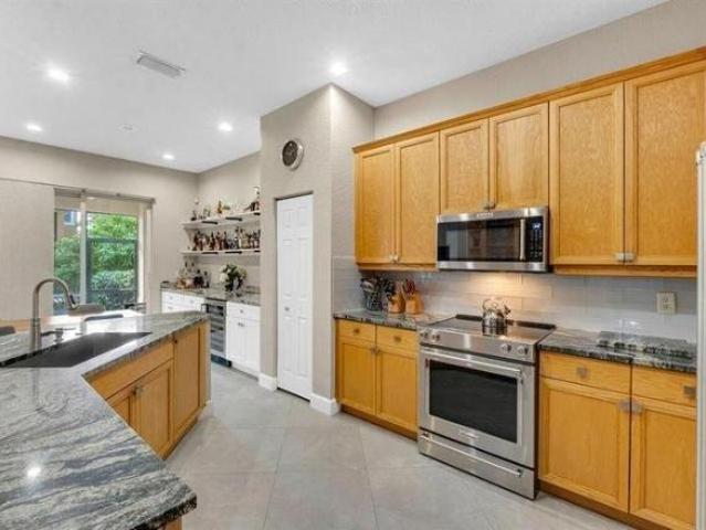 3 Br, 2 bath, Townhouse/Brownstone/RowHouse 5812 NW 119th Terrace