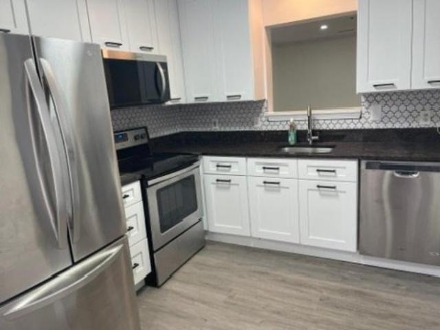 3 Br, 2 bath, Townhouse/Brownstone/RowHouse 5900 S Hil Mar Cir