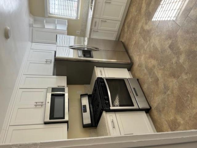 3 Br, 2 bath, Townhouse/Brownstone/RowHouse 636 East Imperial Highway