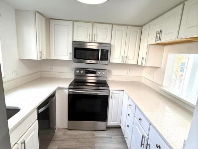3 Br, 2 bath, Townhouse/Brownstone/RowHouse 6307 La Costa Drive