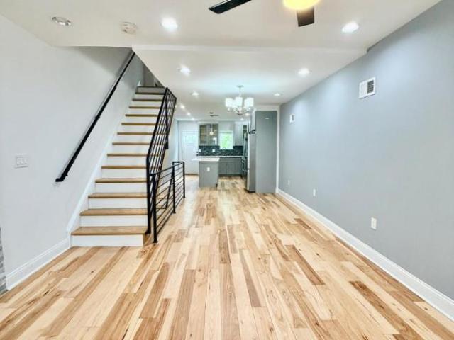 3 Br, 2 bath, Townhouse/Brownstone/RowHouse 640 Emily St