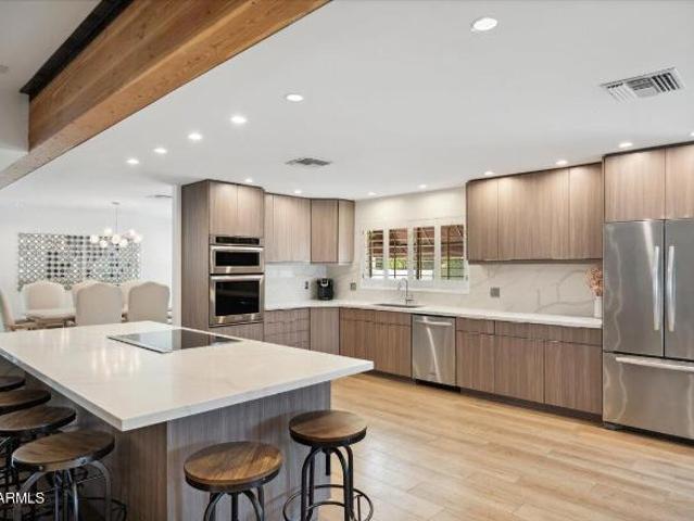 3 Br, 2 bath, Townhouse/Brownstone/RowHouse 6842 North 72nd Place