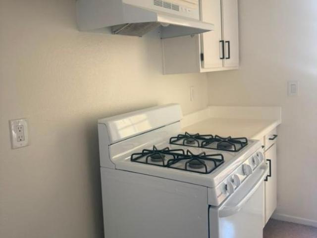 3 Br, 2 bath, Townhouse/Brownstone/RowHouse 716 S Carondelet St