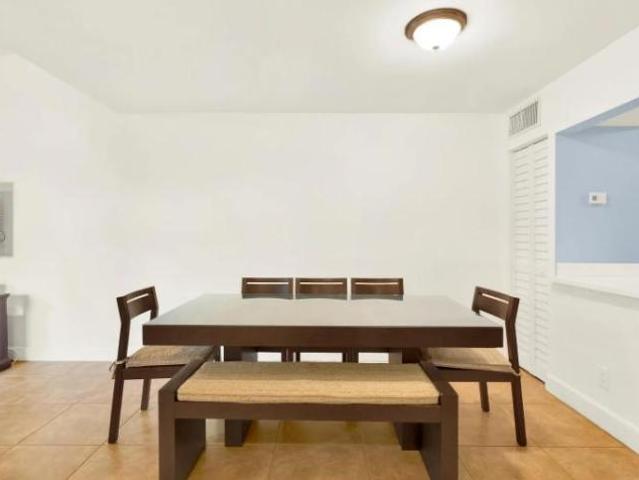 3 Br, 2 bath, Townhouse/Brownstone/RowHouse 7104 SW 110th Ave