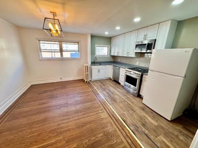 3 Br, 2 bath, Townhouse/Brownstone/RowHouse 7111 Greenwood Ave