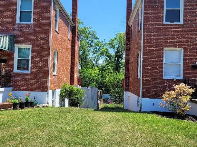 3 Br, 2 bath, Townhouse/Brownstone/RowHouse 729 Yale Ave
