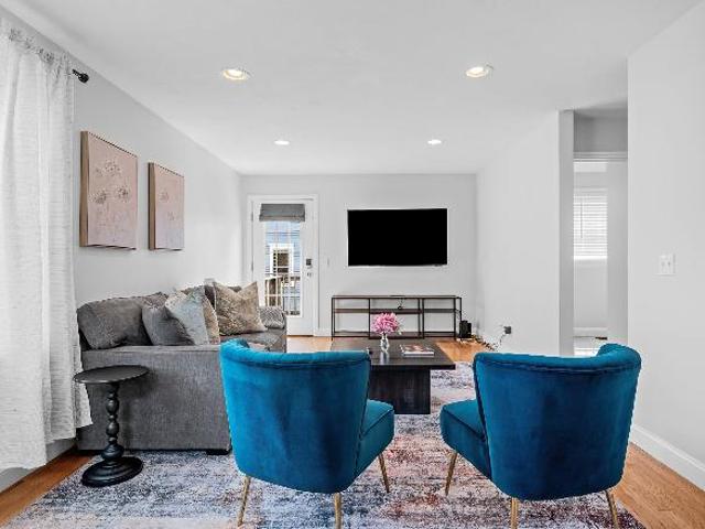 3 Br, 2 bath, Townhouse/Brownstone/RowHouse 73 Townsend St