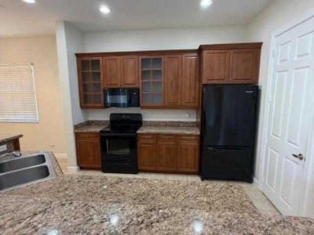 3 Br, 2 bath, Townhouse/Brownstone/RowHouse 8079 NW 127th Lane