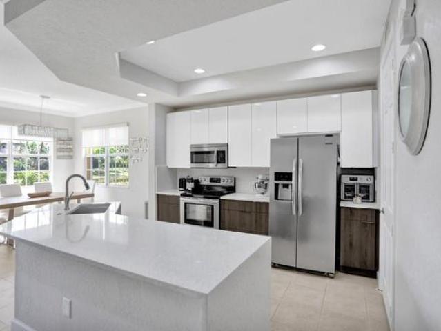 3 Br, 2 bath, Townhouse/Brownstone/RowHouse 8246 NW 127th Lane