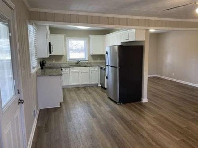 3 Br, 2 bath, Townhouse/Brownstone/RowHouse 921 Walnut Cir Sw