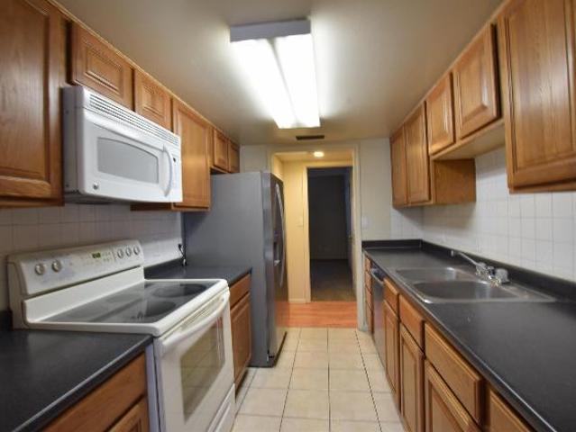 3 Br, 2 bath, Townhouse/Brownstone/RowHouse 9700 East Iliff Ave