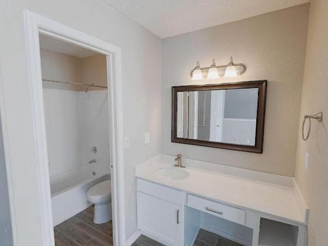 3 Br, 2 bath, Apartment 1051 E Centerville Rd