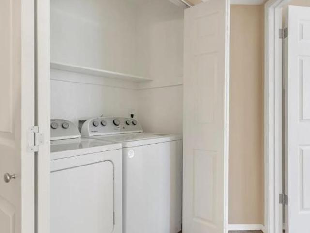 3 Br, 2 bath, Apartment 10700 Academy Rd NE