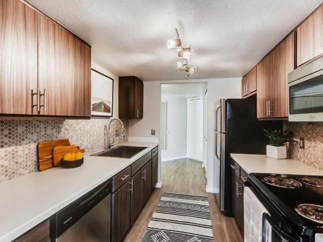 3 Br, 2 bath, Apartment 1075 N Miller Rd