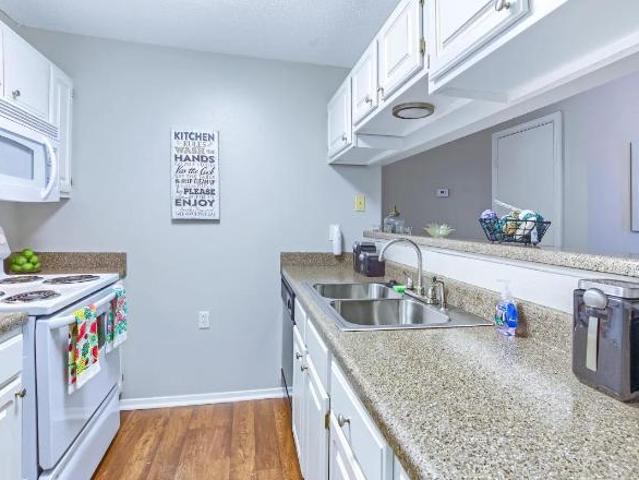 3 Br, 2 bath, Apartment 10862 Nichols Blvd